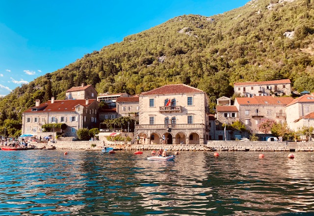 De Badanj grot in Stolac en Perast in Montenegro – Toeren met ons busje ...